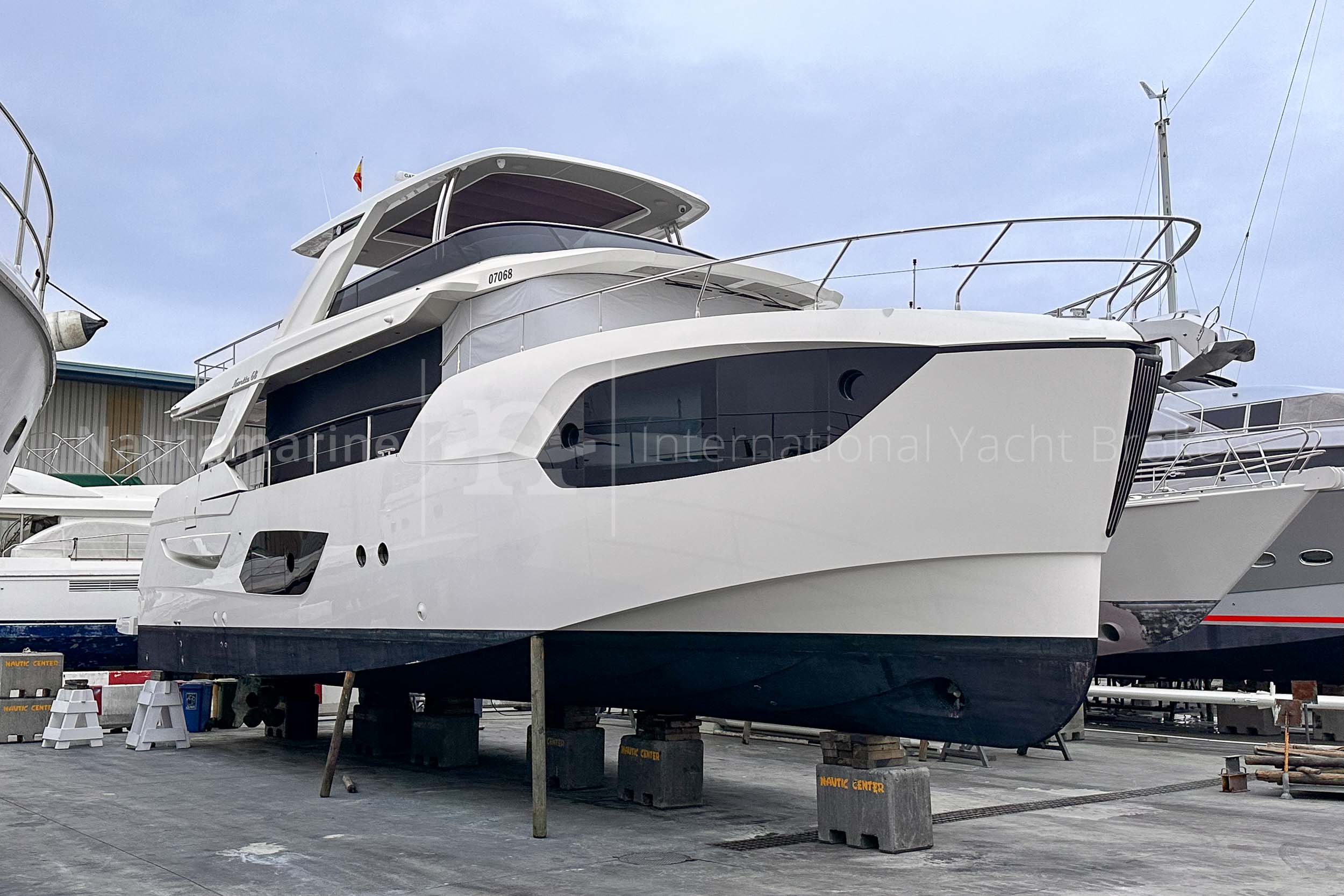 Absolute Navetta 68 - Nautamarine